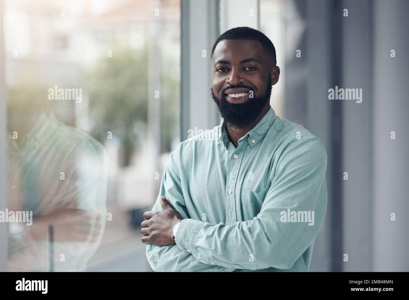 Office worker alone in crowd hi-res stock photography and images - Alamy