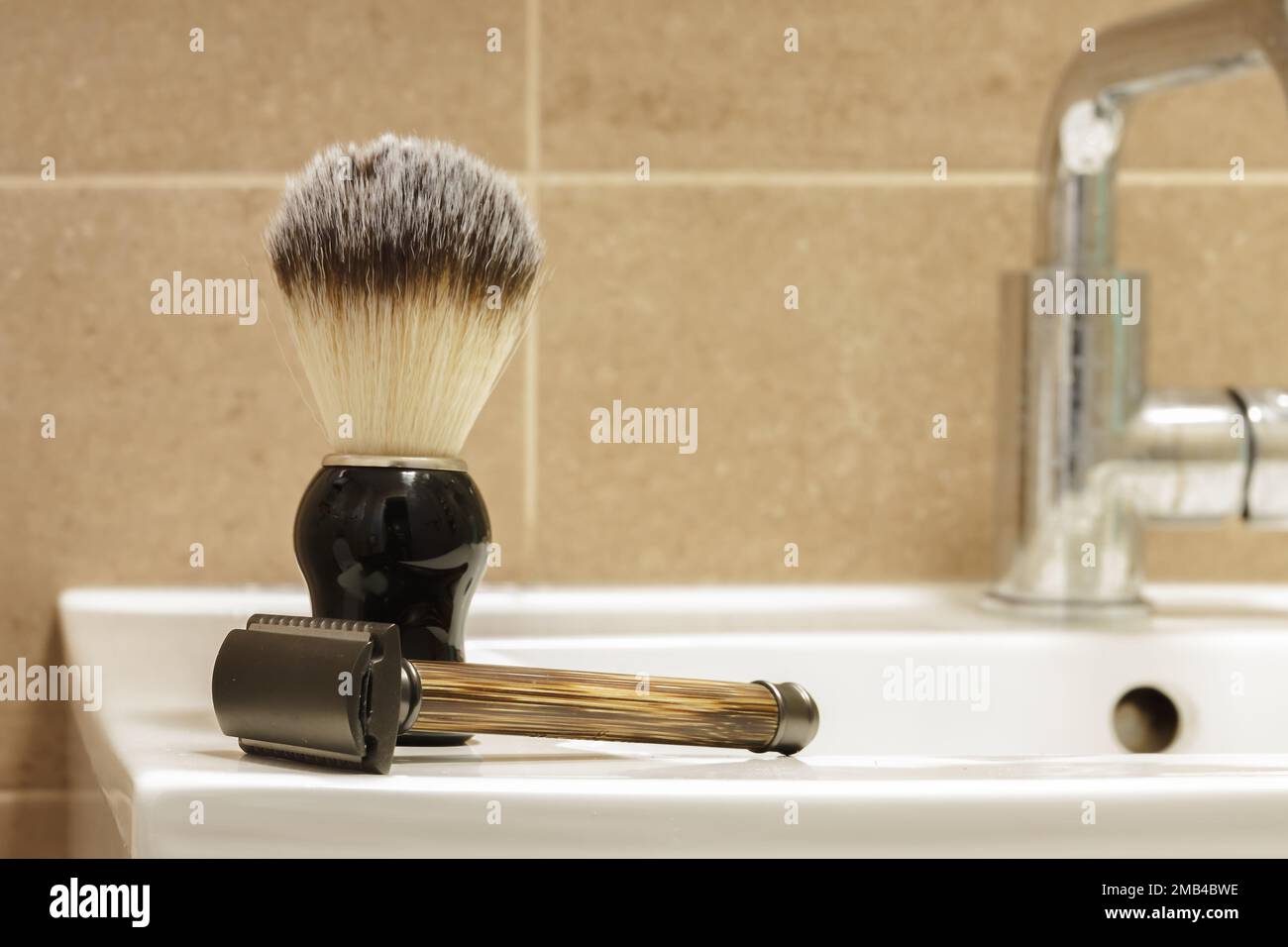 A luxury classic razor for a smooth, safe and stylish shave. Selective ...