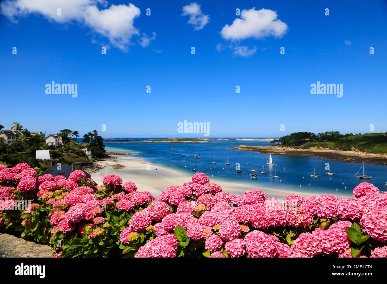 Estuary of the Aber Benoit into the Atlantic, beach Plage de Beniguet ...