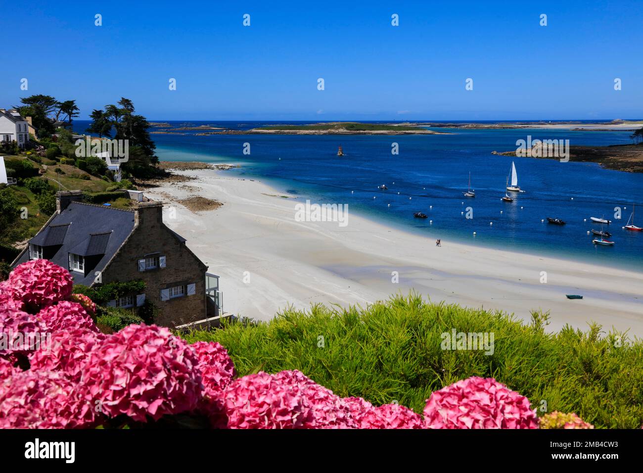 Estuary of the Aber Benoit into the Atlantic, beach Plage de Beniguet ...