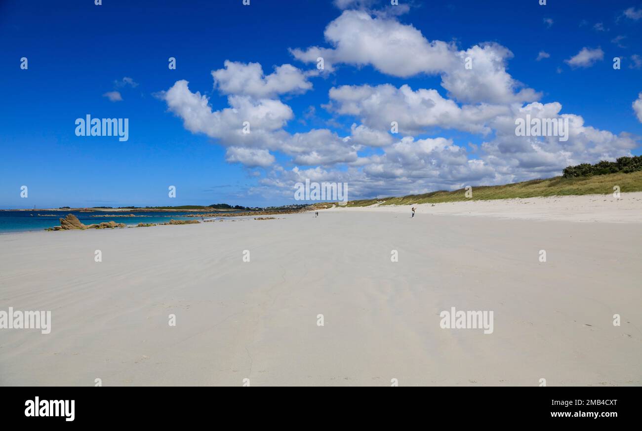 Sandy beach beach Plage d'Erleach, Saint-Pabu, Communaute de communes ...