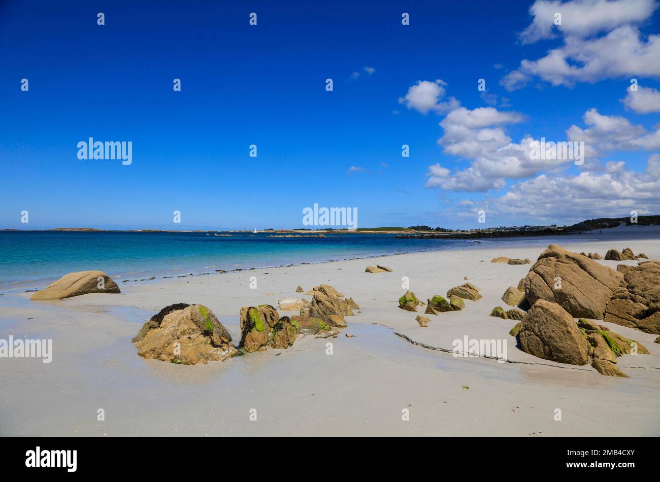 Sandy beach beach Plage d'Erleach, Saint-Pabu, Communaute de communes ...