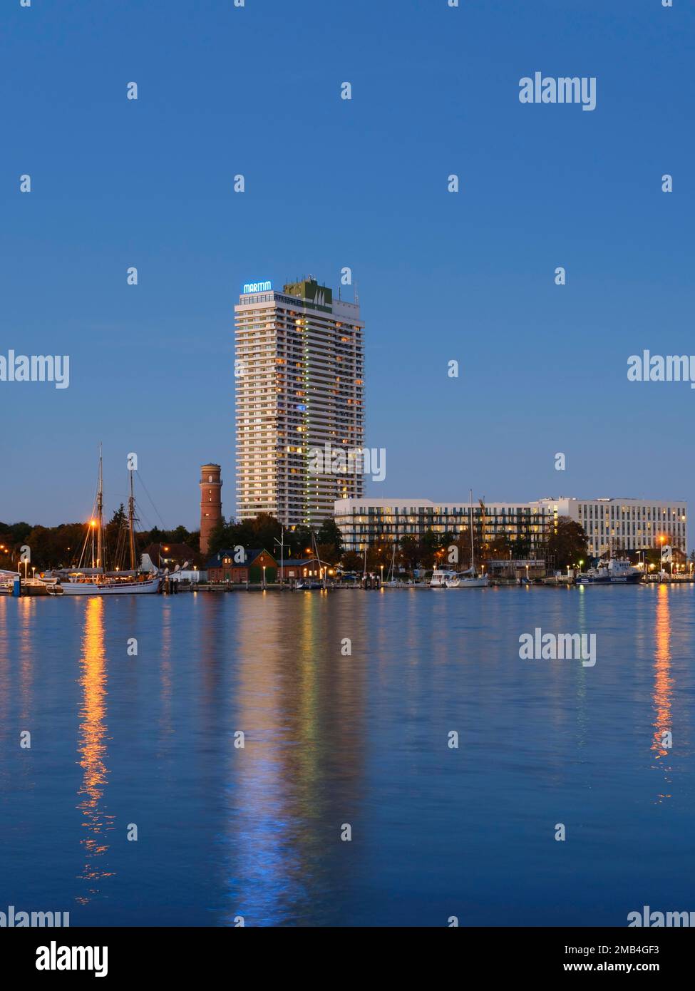 Old lighthouse and Hotel Maritim on the Trave promenade, blue hour ...