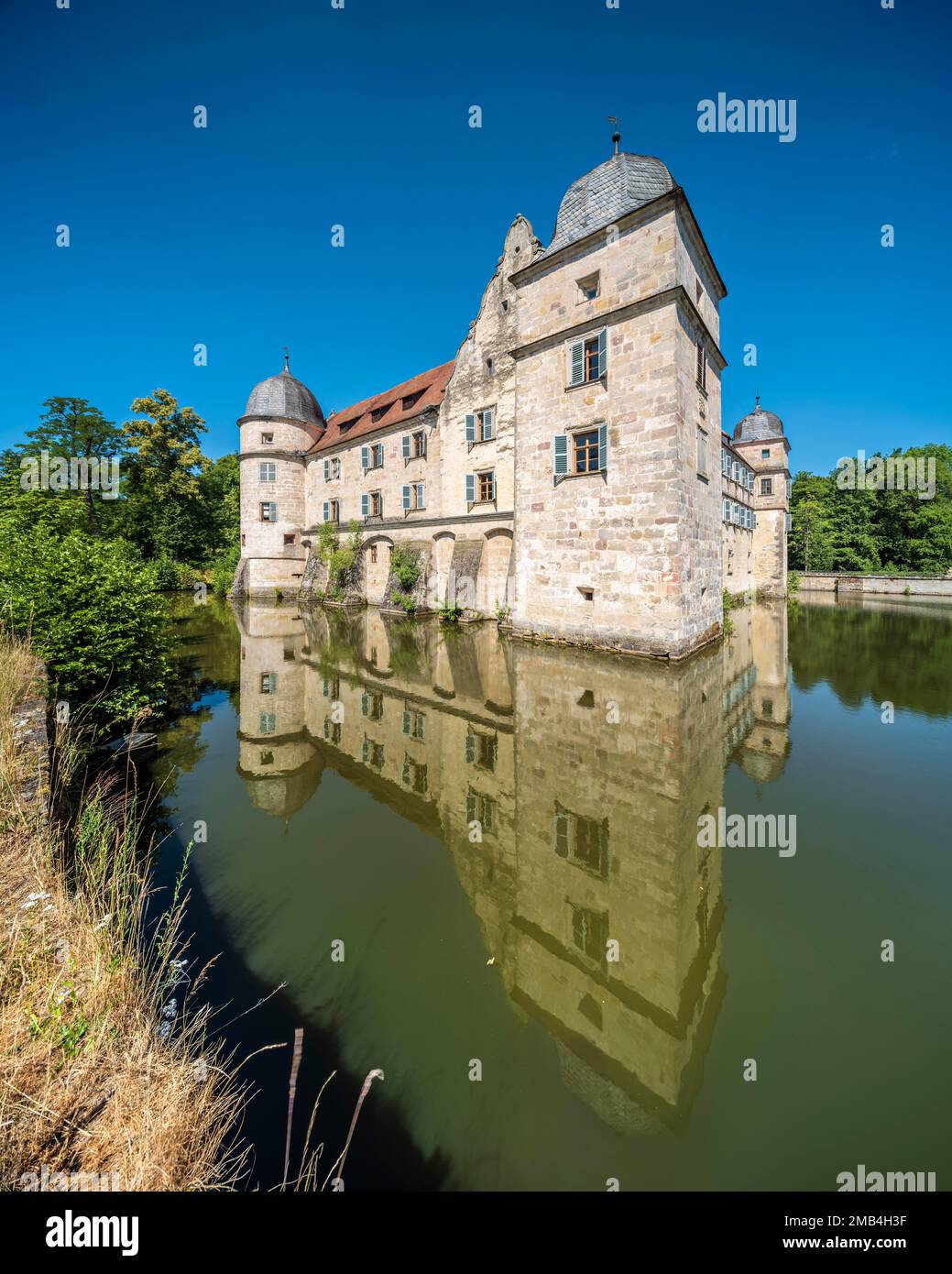 Mitwitz moated castle, water reflection, Kronach district, Upper ...