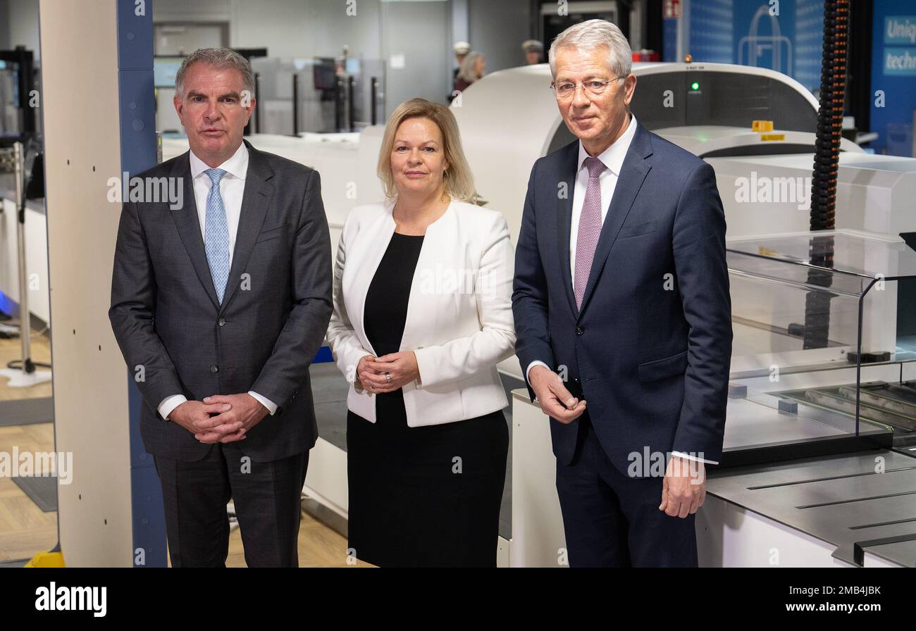 20 January 2023, Hessen, Frankfurt/Main: Lufthansa CEO Carsten Spohr (l ...