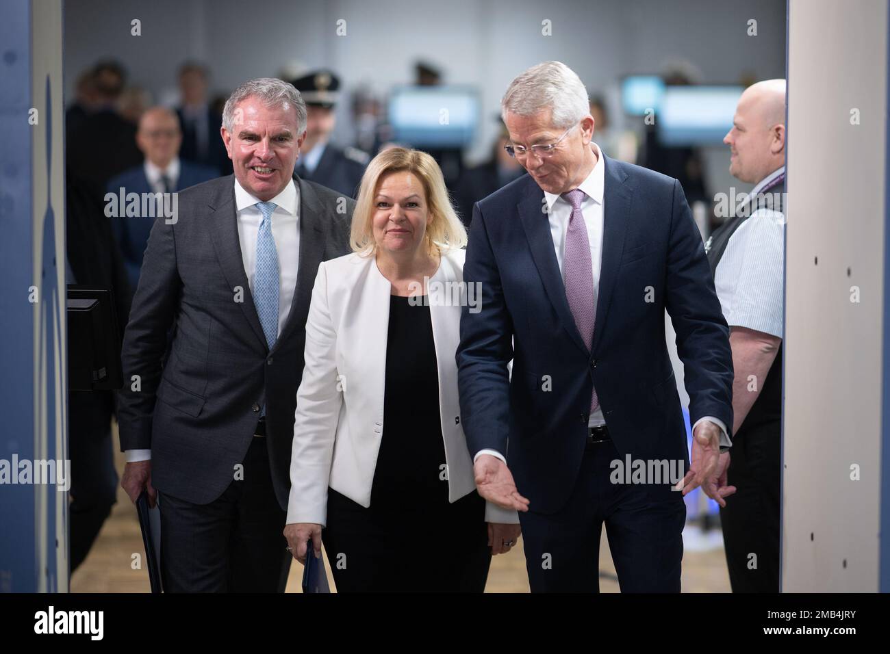 20 January 2023, Hessen, Frankfurt/Main: Lufthansa CEO Carsten Spohr (l ...