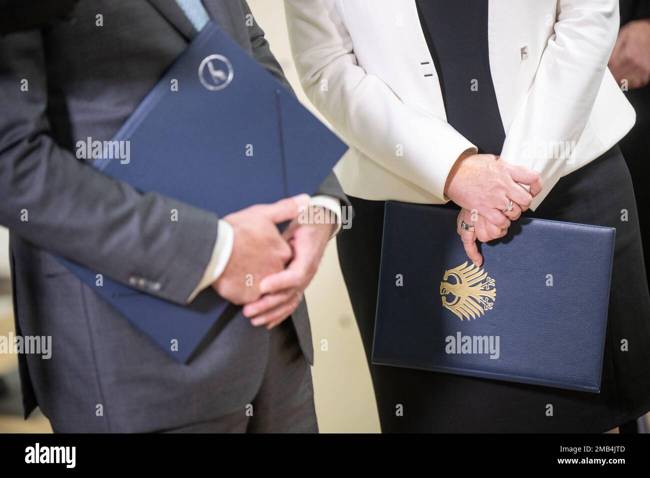 20 January 2023, Hessen, Frankfurt/Main: Nancy Faeser (SPD, r), Federal ...