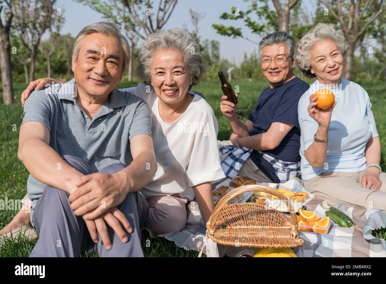 Elderly couple spring outing for a picnic Stock Photo - Alamy