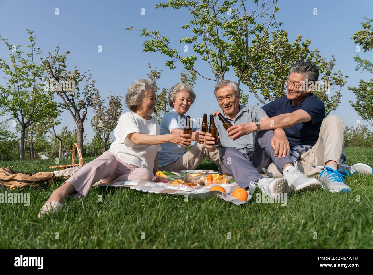 Elderly couple spring outing for a picnic Stock Photo - Alamy