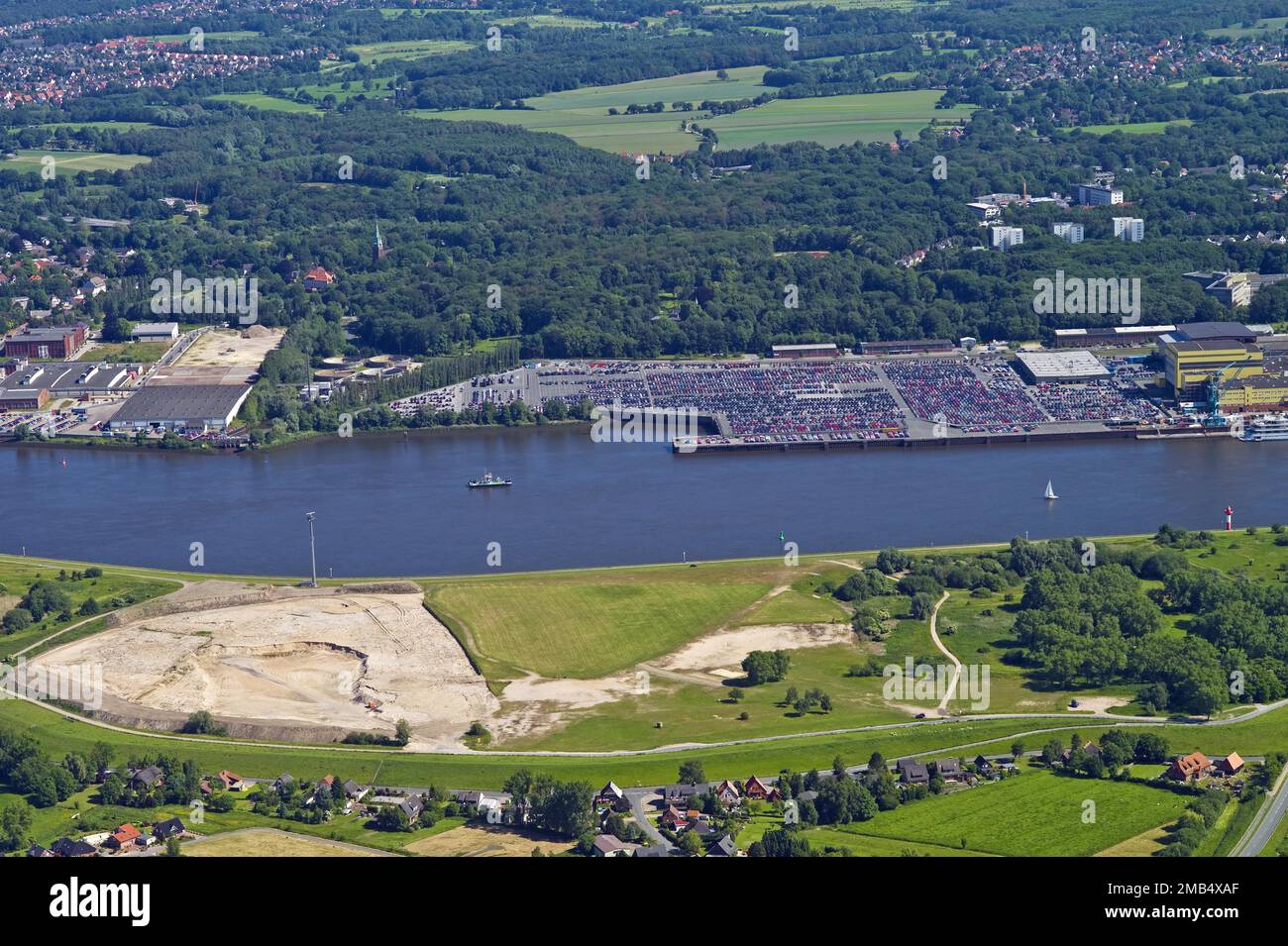 Aerial view, Lemwerder in the Wesermarsch, in the background Bremen ...