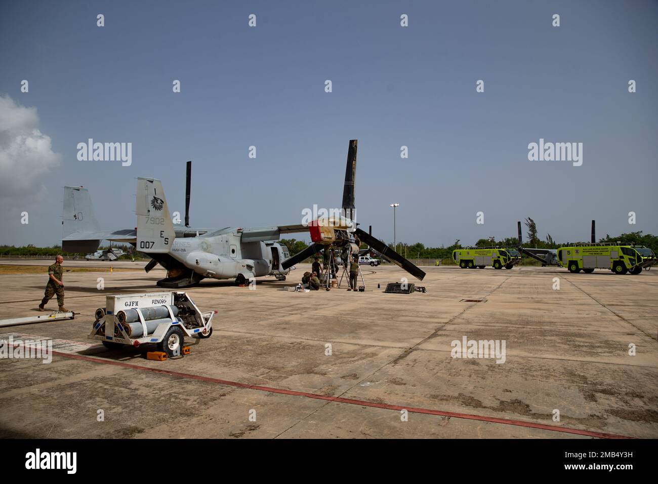 U.S. Marines with Marine Medium Tiltrotor Squadron (VMM) 266 conduct ...