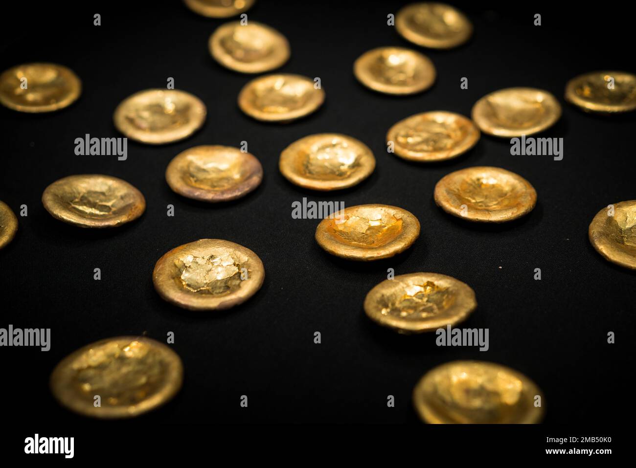 Gold cake hi-res stock photography and images - Alamy