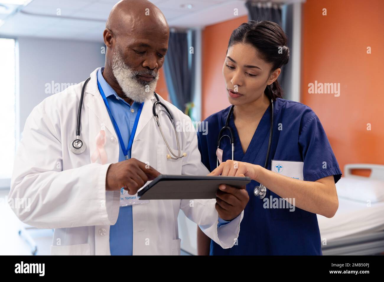 Doctor talking patient ward hi-res stock photography and images - Alamy
