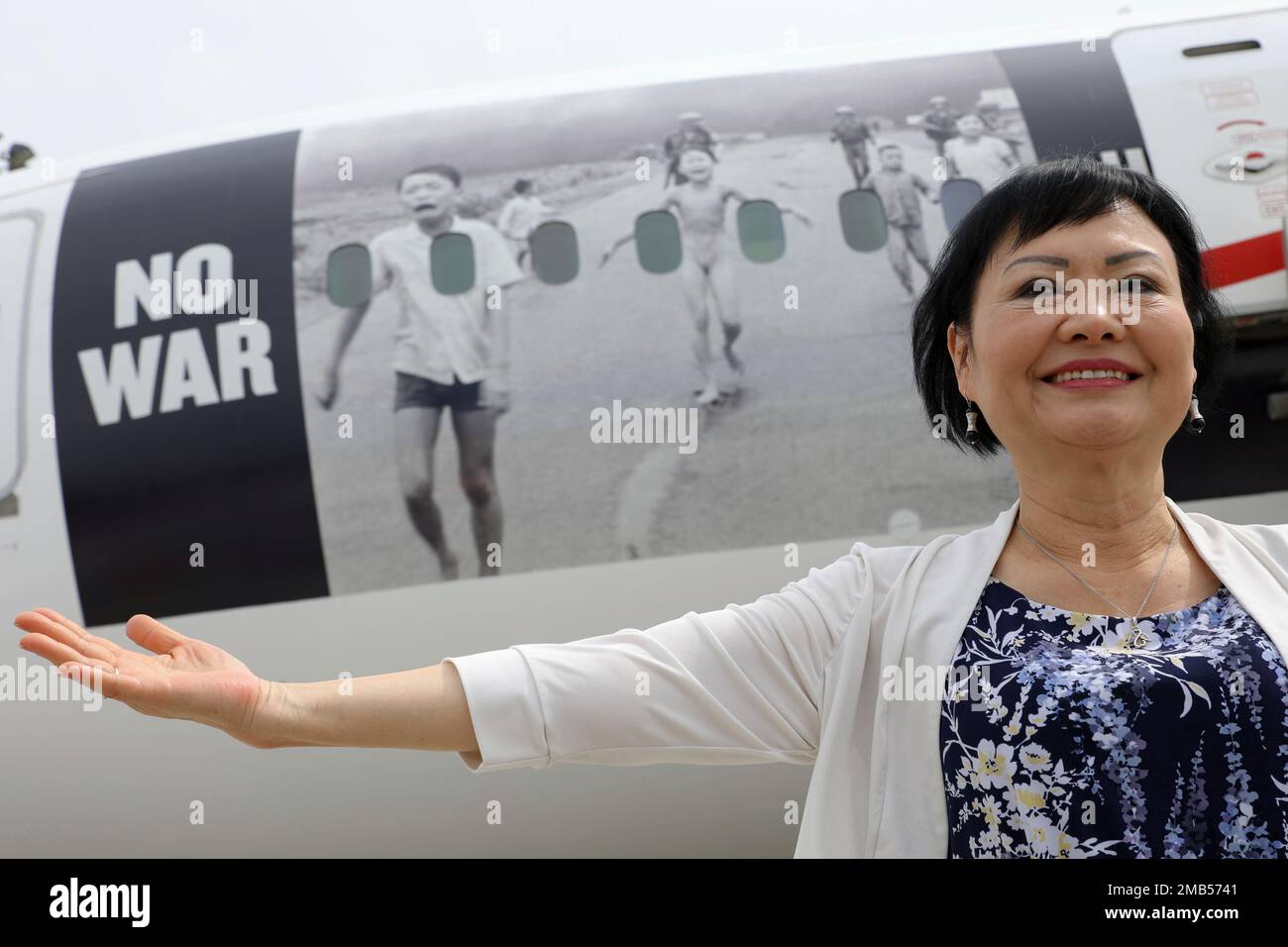 Kim Phuc, the girl in the famous 1972 Vietnam napalm attack photo ...