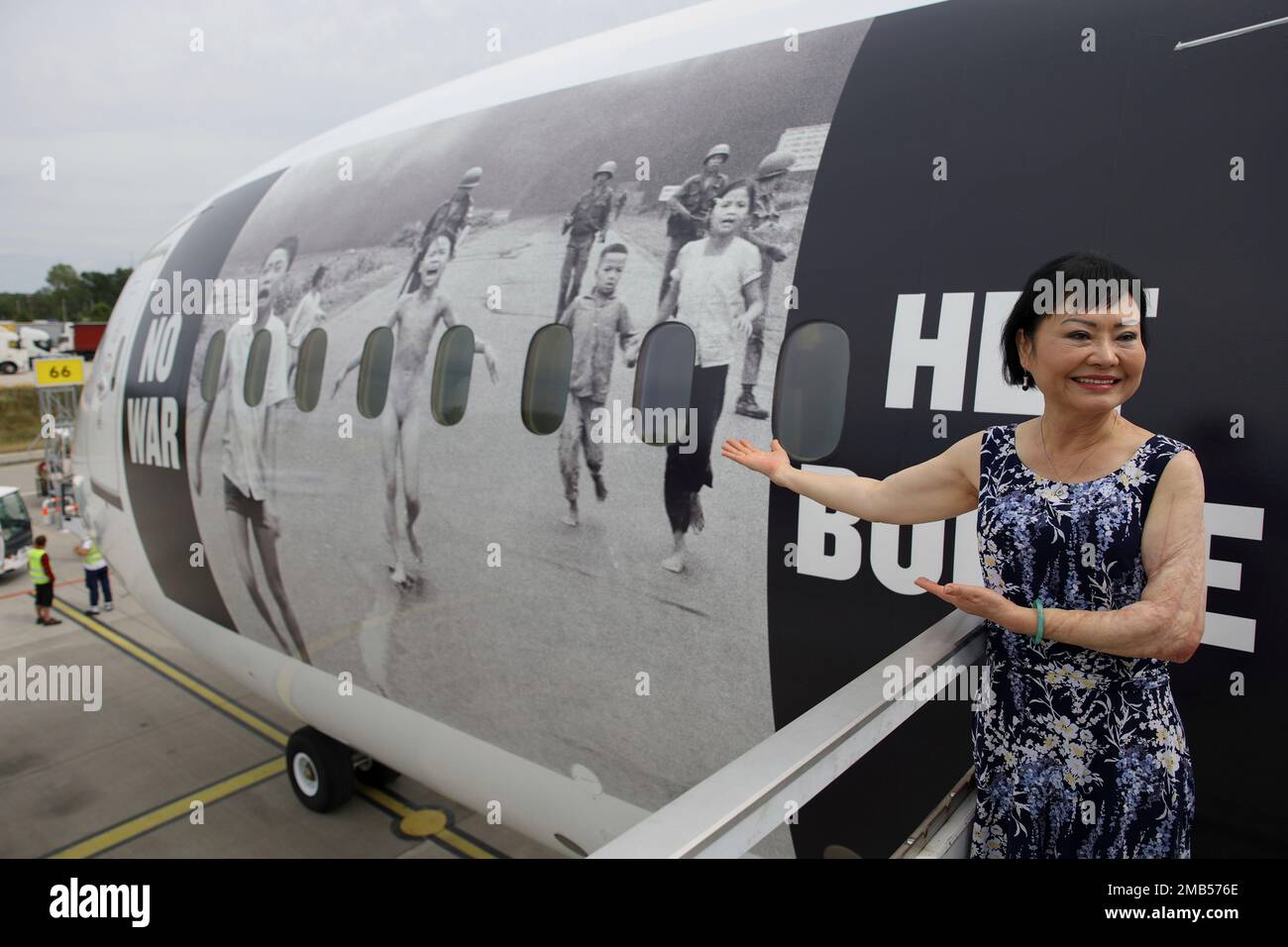 Kim Phuc, the girl in the famous 1972 Vietnam napalm attack photo ...