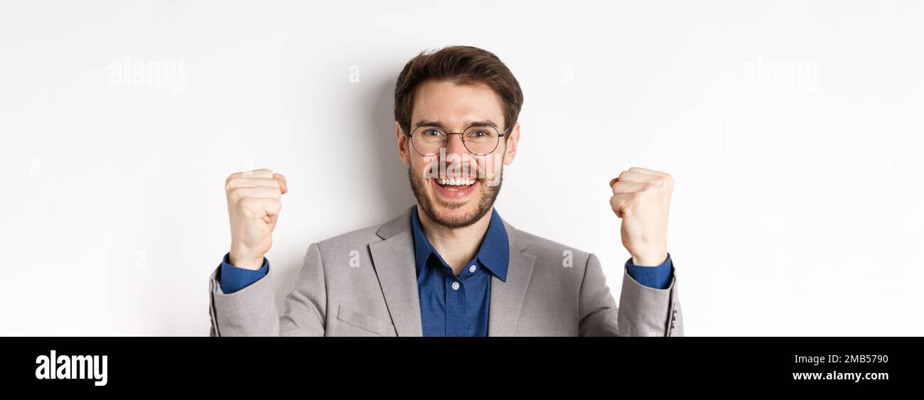 Close-up of cheerful male ceo manager in glasses and suit, saying yes ...