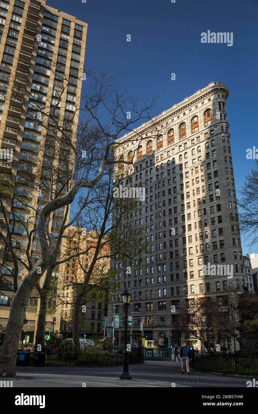 Square tall building hi-res stock photography and images - Alamy