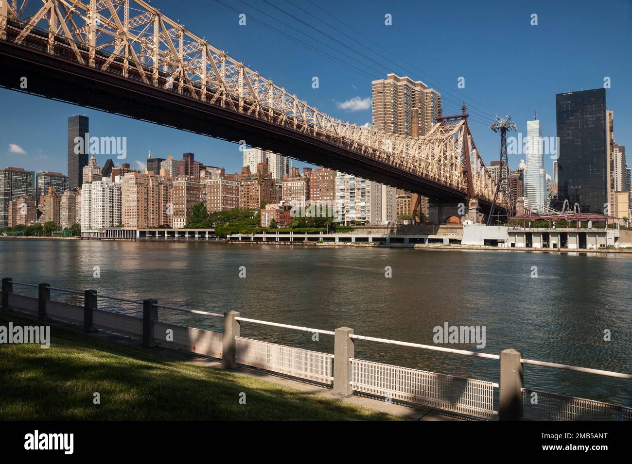 Queensboro Bridge from Roosevelt Island to Manhattan East Side, New ...