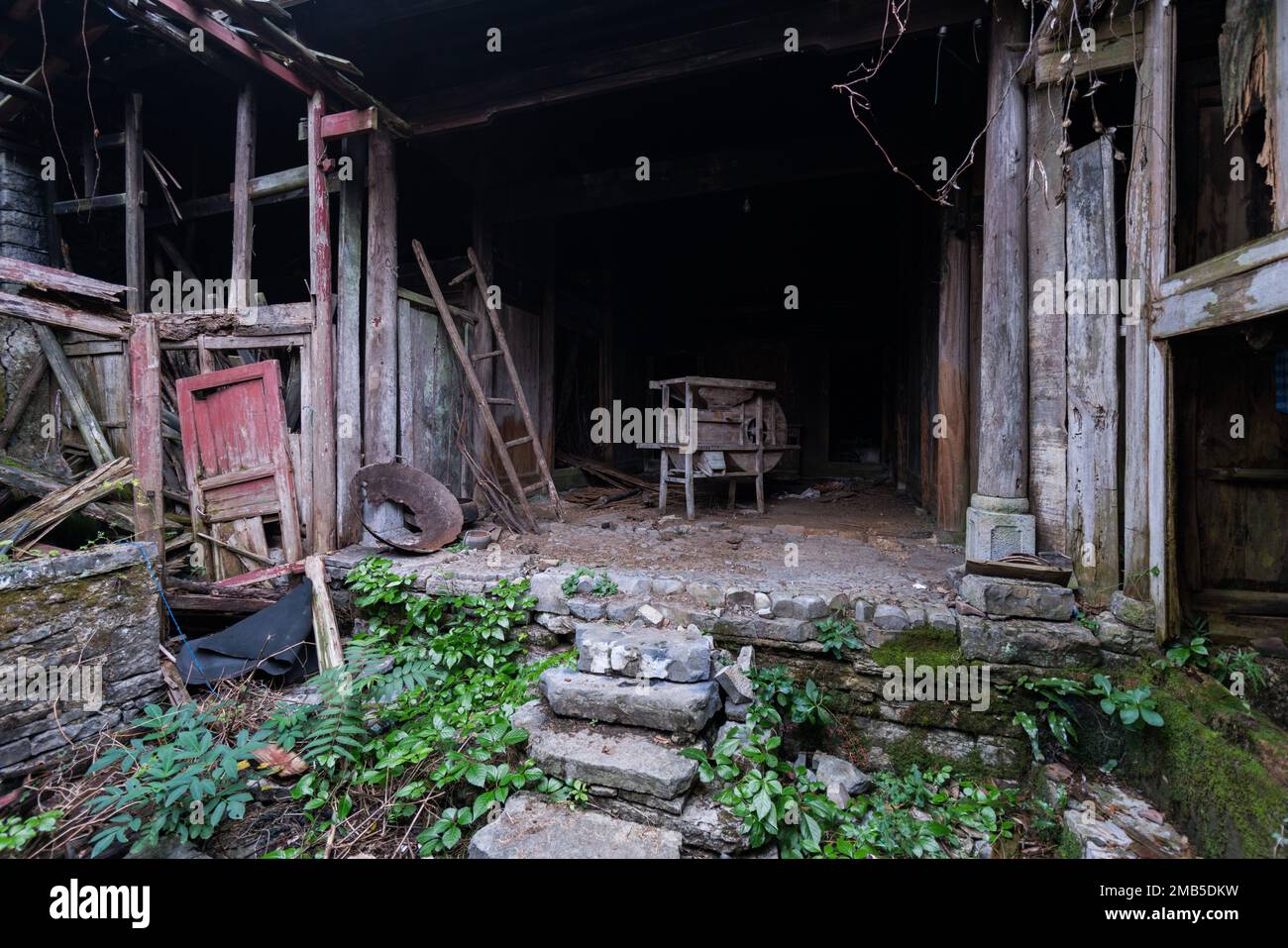 Guangxi yangshuo ancient shicheng Stock Photo - Alamy