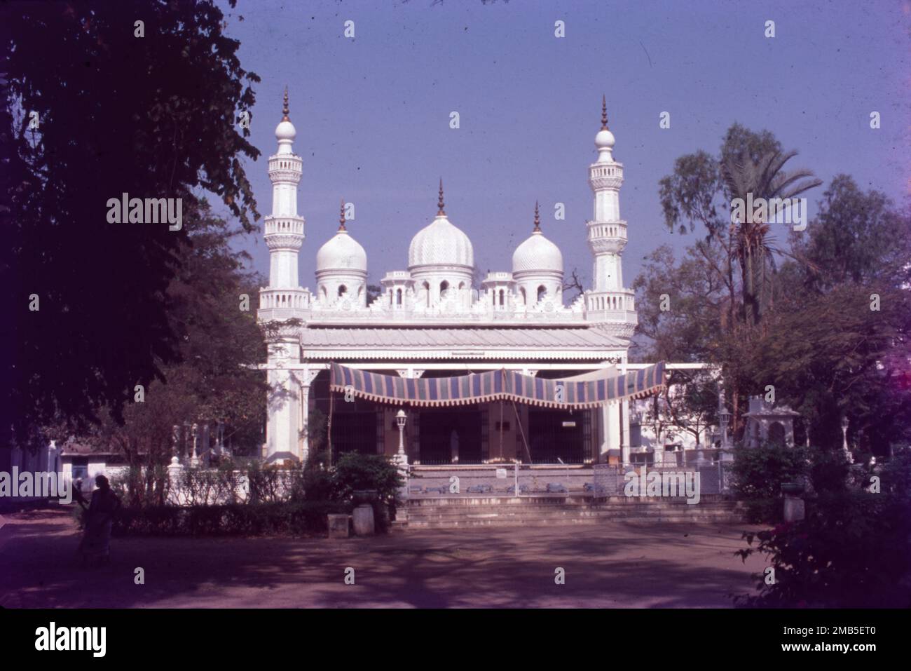 The Shahi Masjid, also known as masjid awan e shahi , Public garden ...