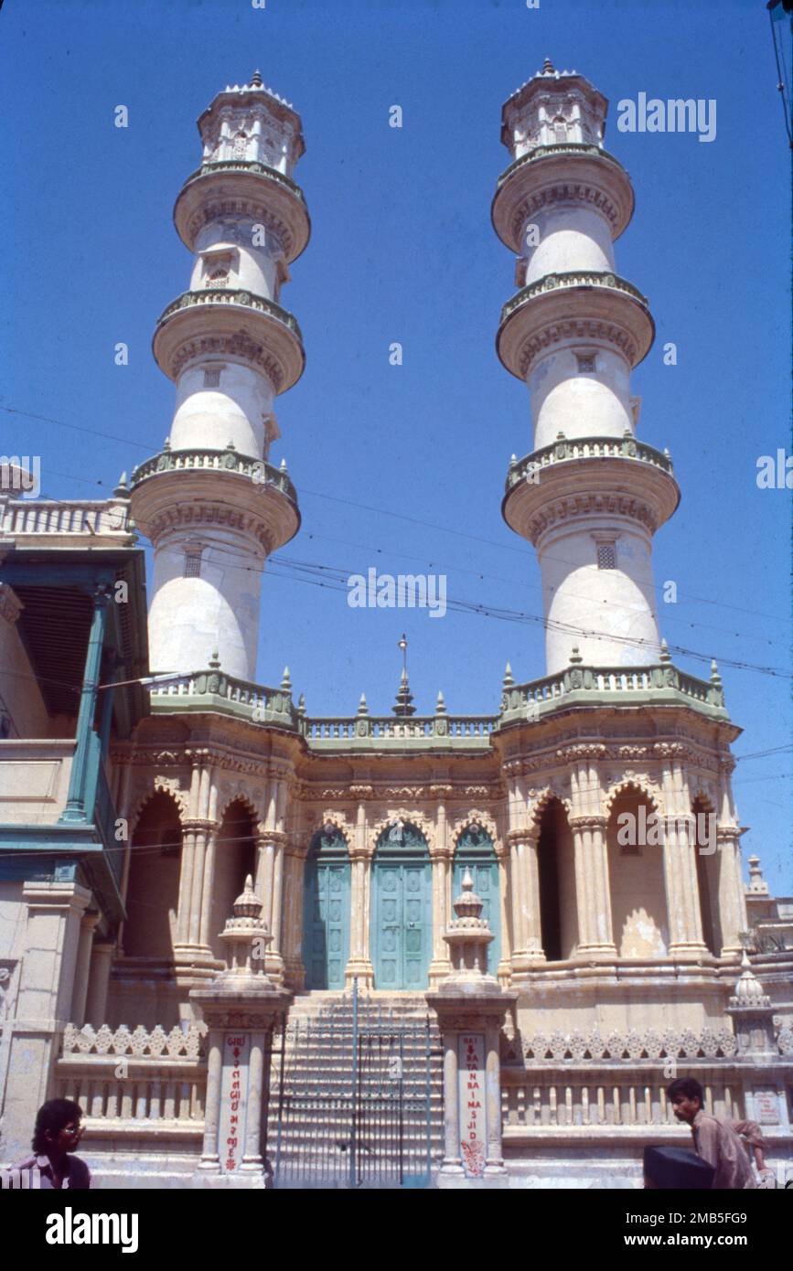 A beautiful tall structure in the heart of Old Jamnagar is the Ratan ...