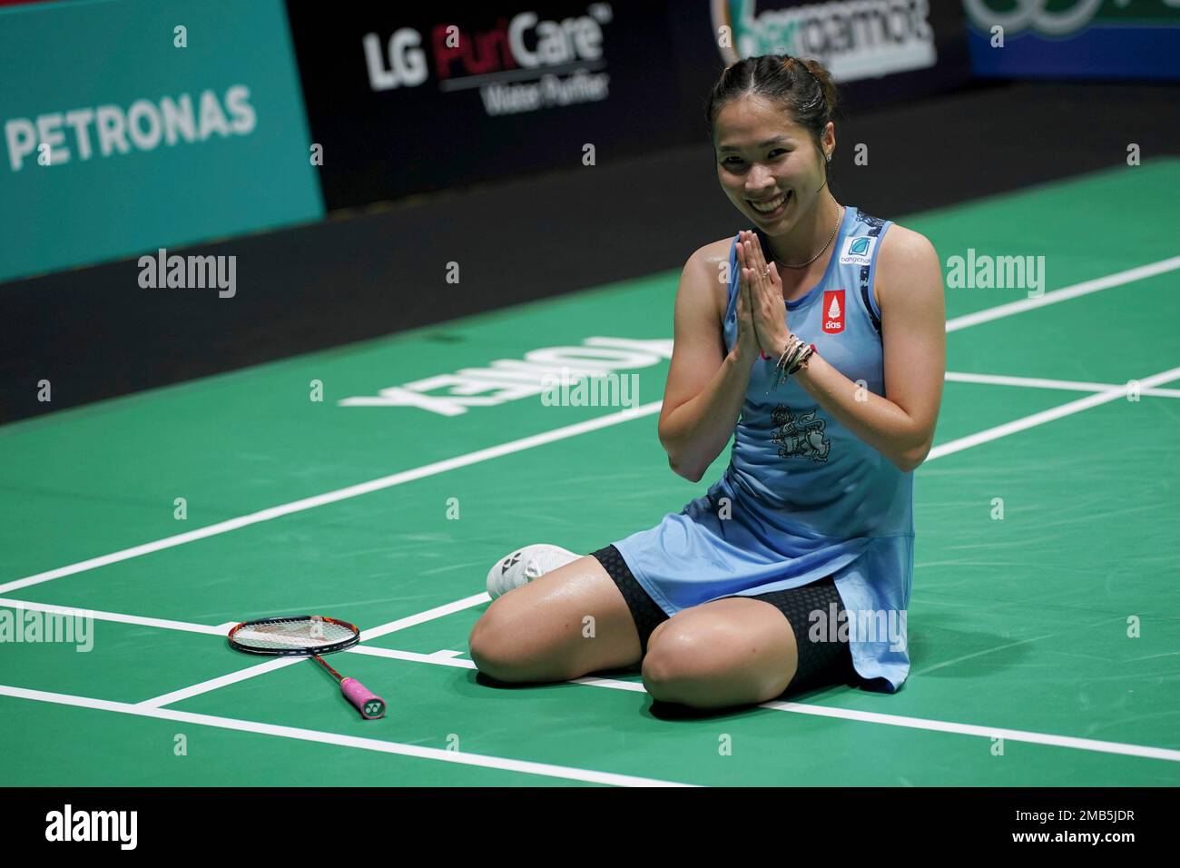 Thailand's Ratchanok Intanon celebrates after defeating China's Wang ...
