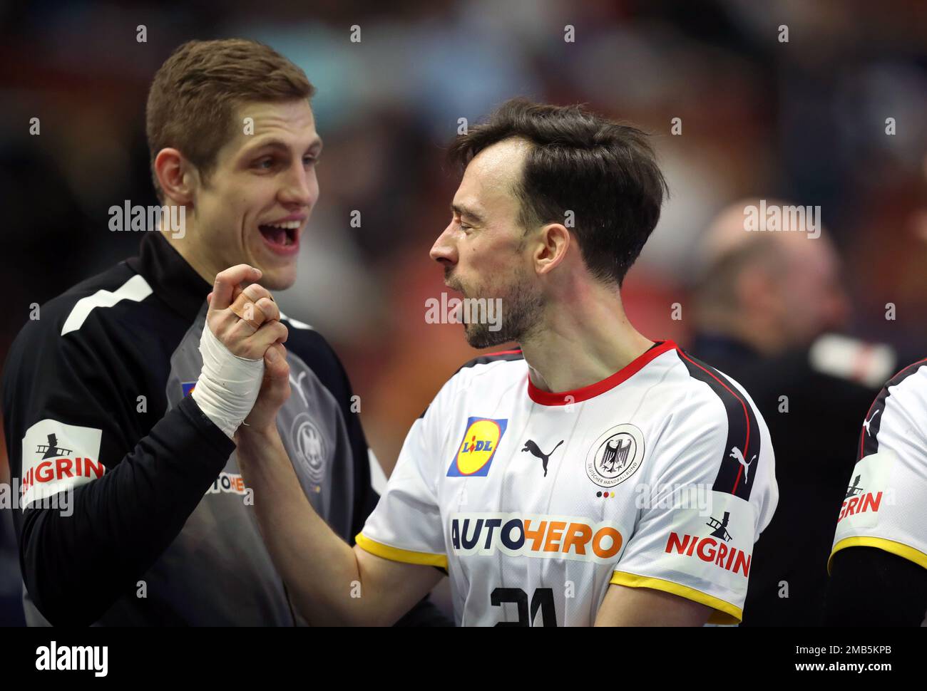 Patrick Groetzki of Germany klatscht mit Joel Birlehm of Germany ab ...