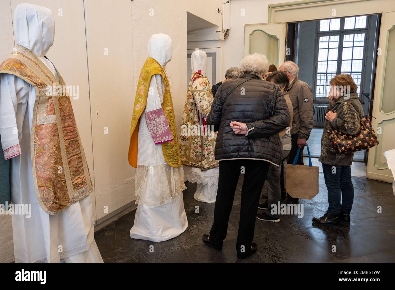 Groups of people visiting museums Stock Photo - Alamy