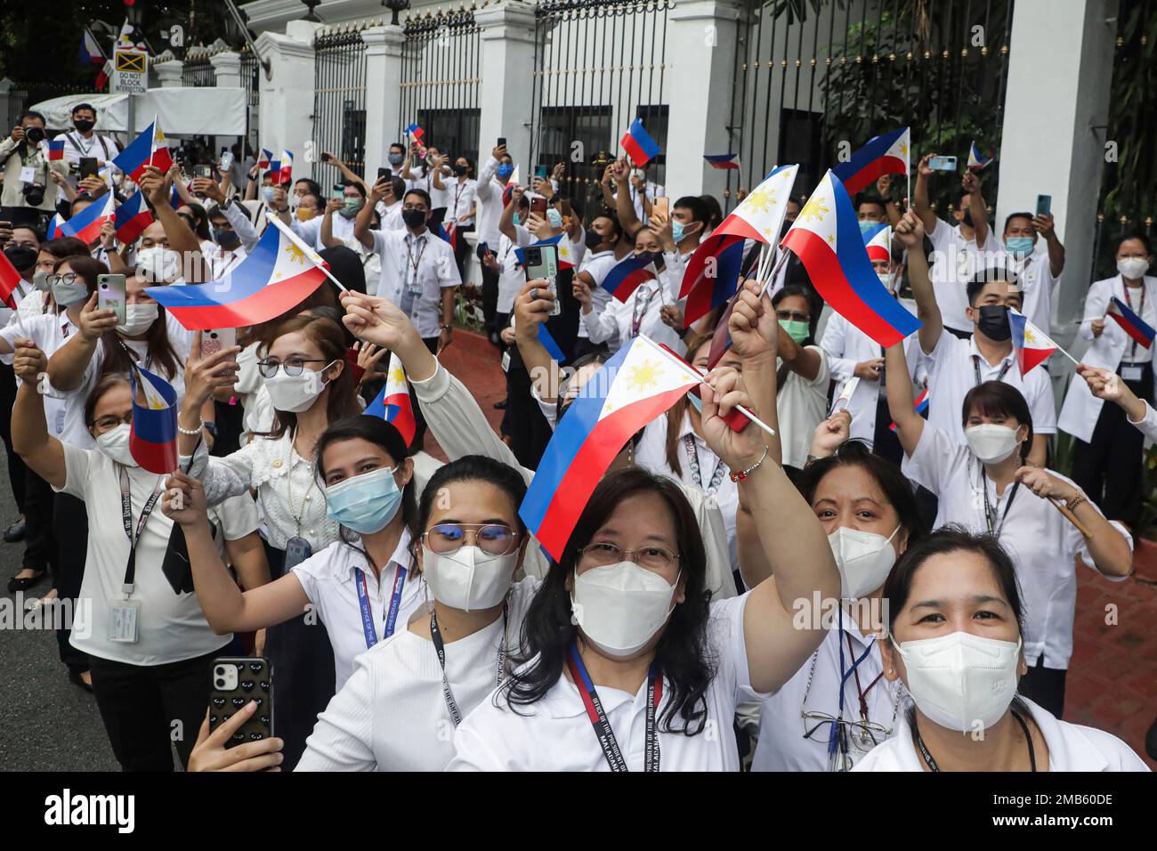 Supporters and workers greet the convoy of Philippine President ...