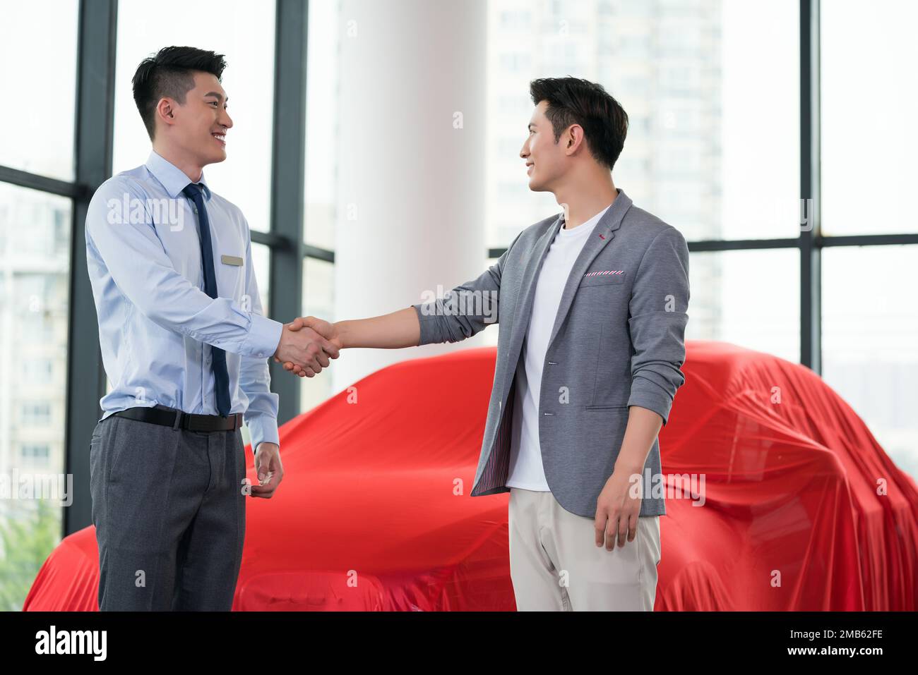 Man car shake hands hi-res stock photography and images - Alamy