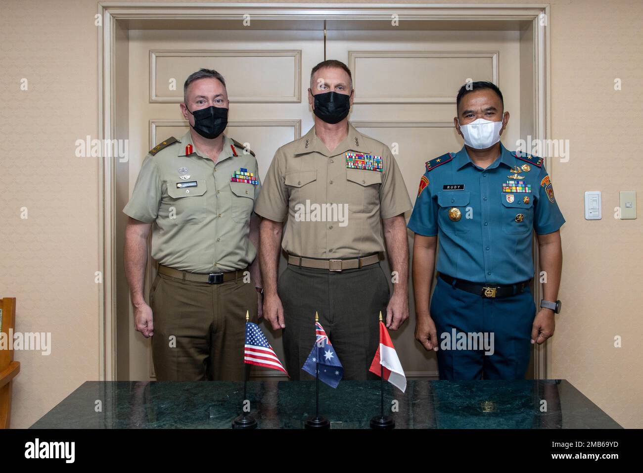 U.S. Marine Corps Lt. Gen. Steven R. Rudder, center, commander, U.S ...