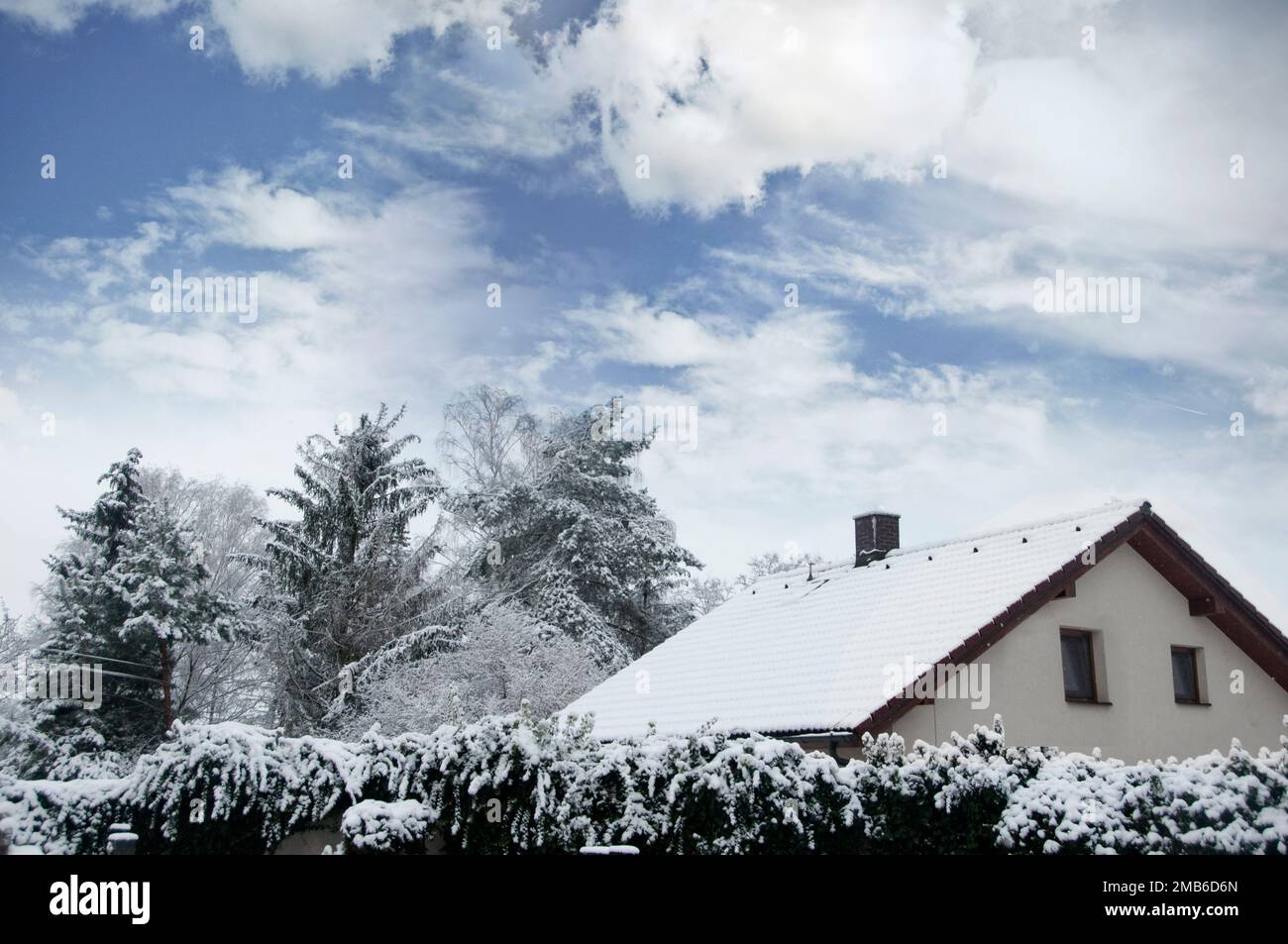 Snow covered villa hi-res stock photography and images - Alamy