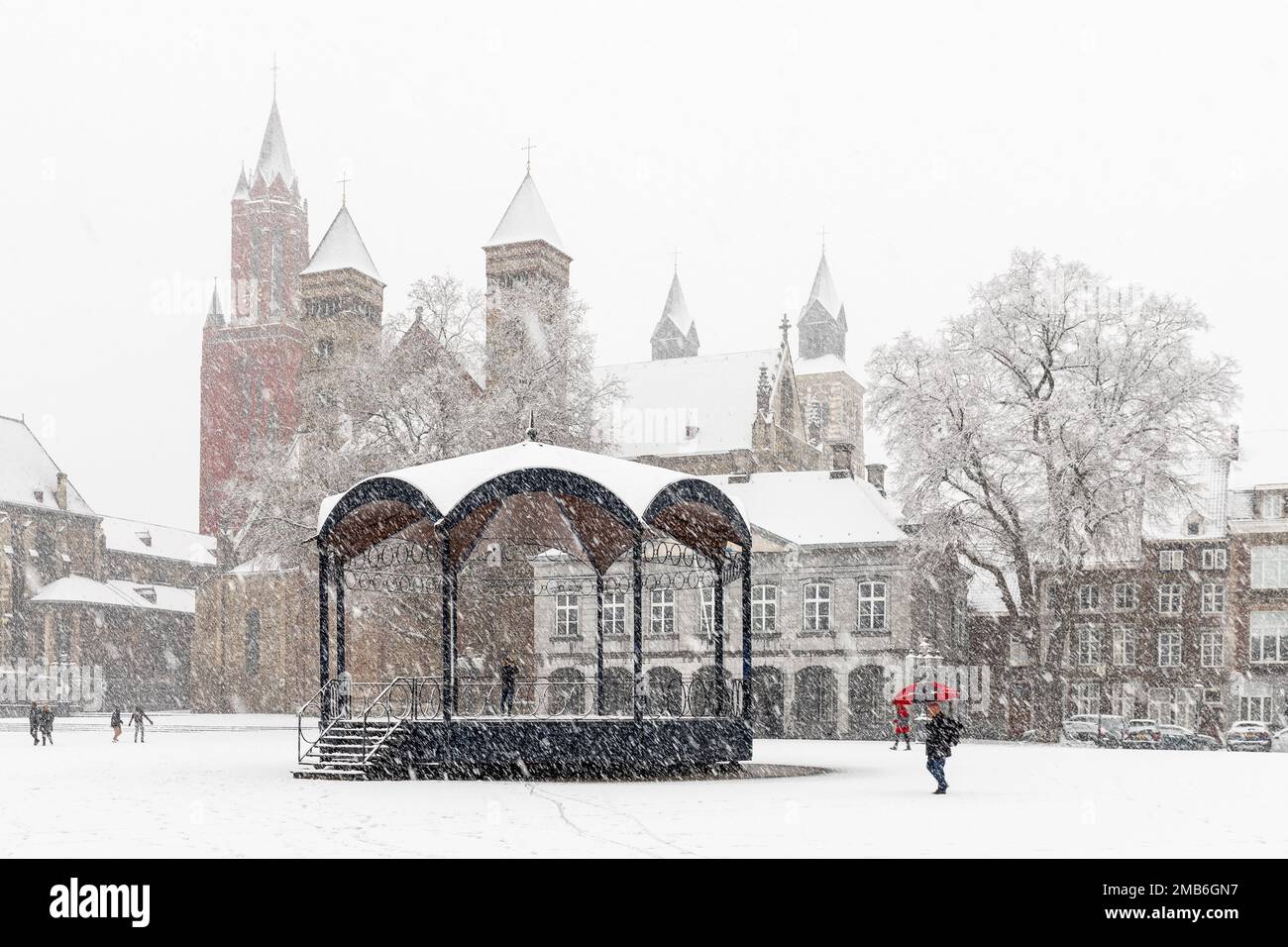 Heavy snowfall over the city of Maastricht with a view on the Vrijthof ...