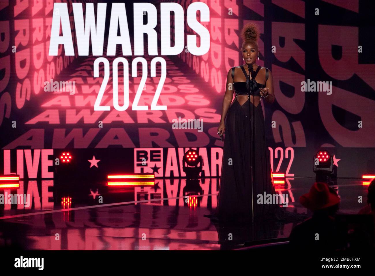 Janelle Monae presents the award for best female R&B/pop artist at the ...