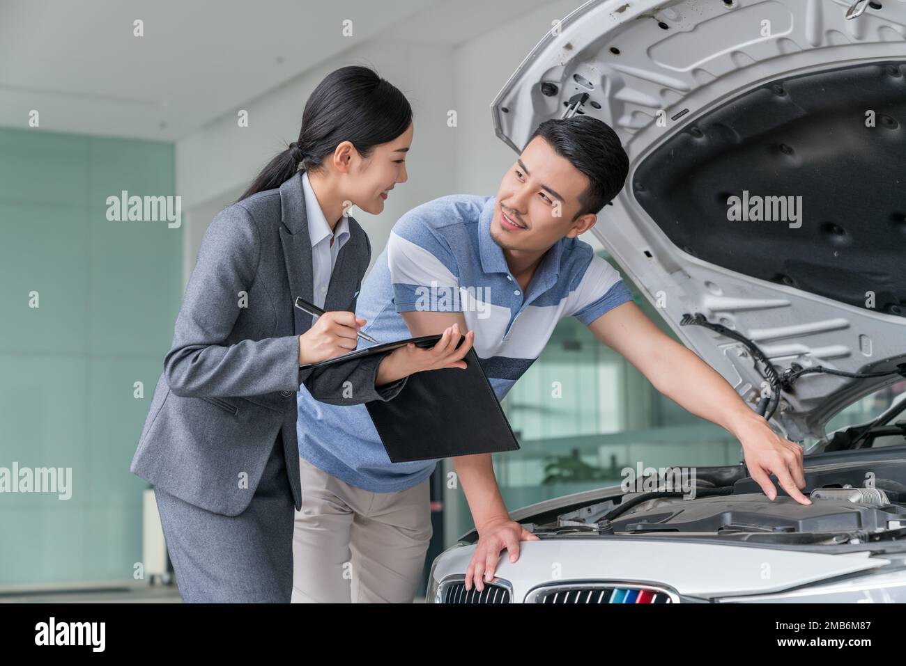 Repair shop mechanics of personnel with the customer Stock Photo - Alamy