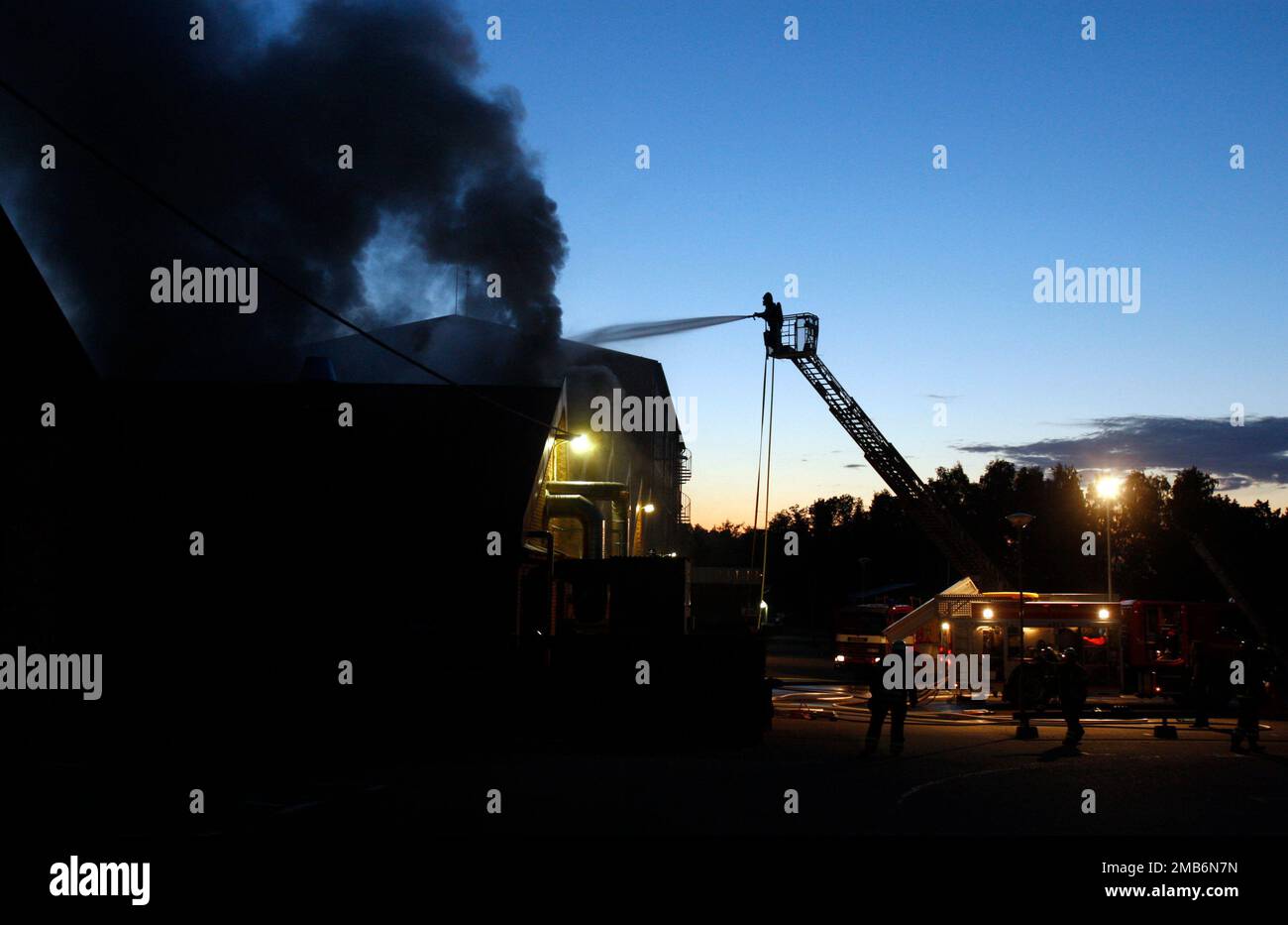 A large fire raged during the night and morning in an industrial hotel ...