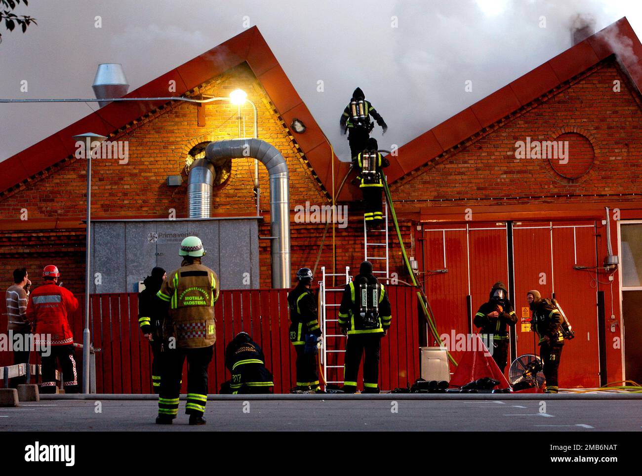 A large fire raged during the night and morning in an industrial hotel ...