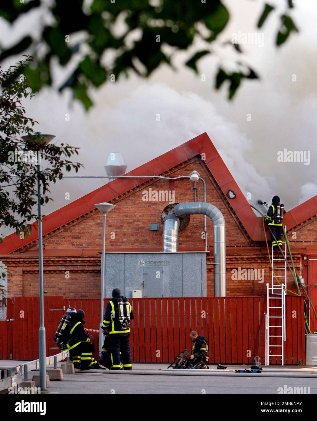A large fire raged during the night and morning in an industrial hotel ...