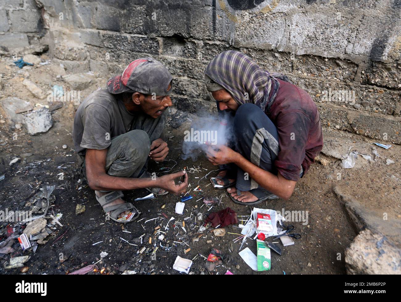 Pakistani drug addicts smoke heroin on a roadside in Karachi, Pakistan ...