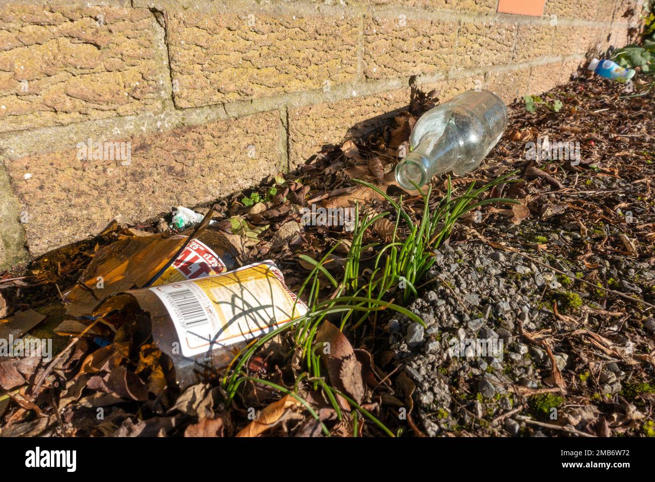 Broken bottles hi-res stock photography and images - Alamy