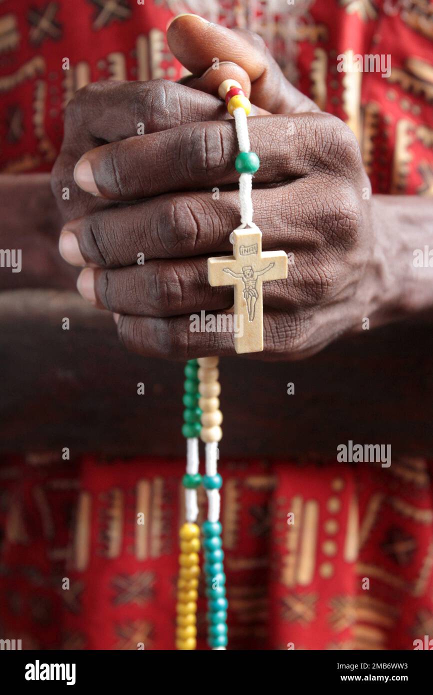 Africain priant dans une église avec un chapelet. Cotonou. Bénin ...