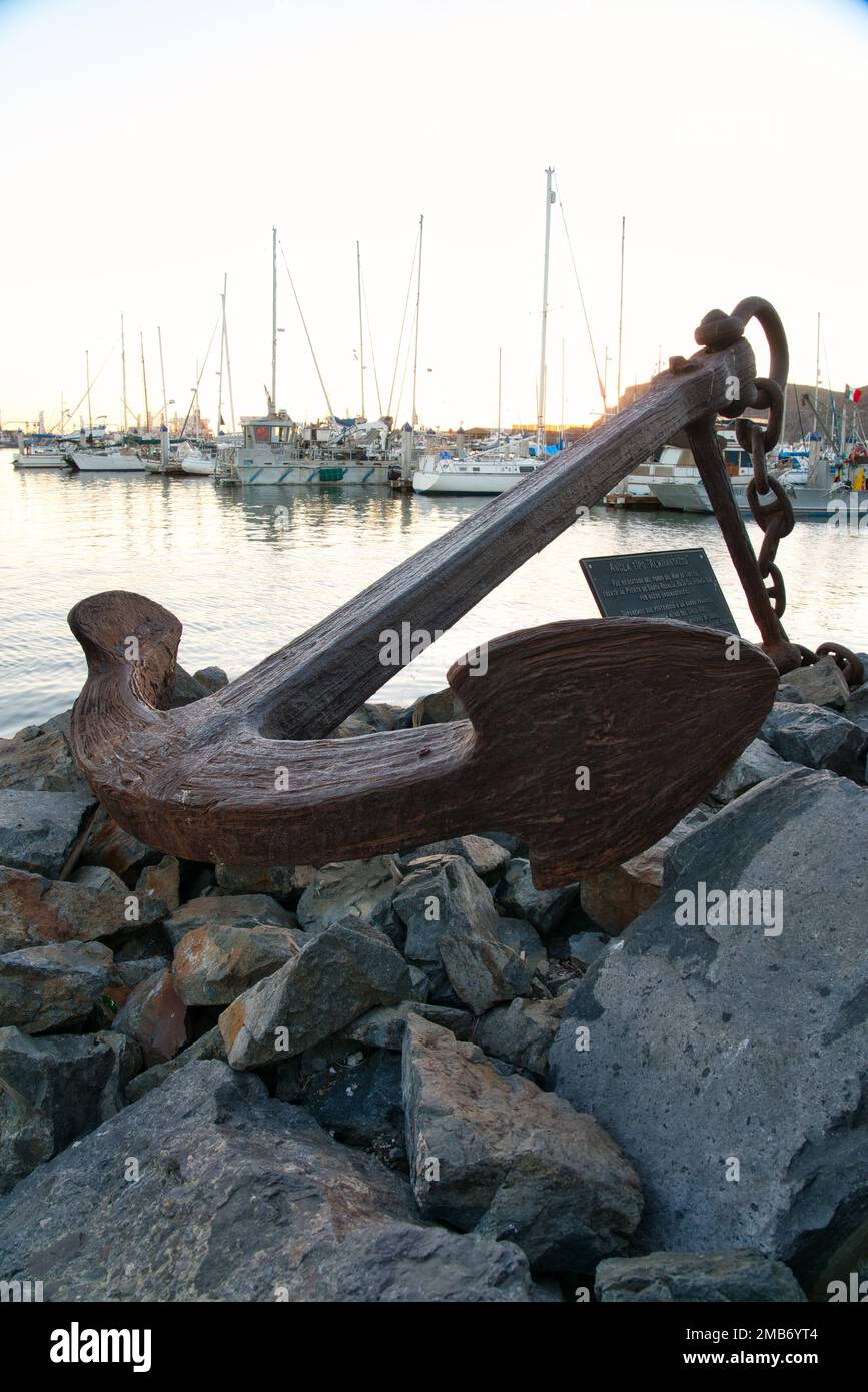 Anchor statue hi-res stock photography and images - Alamy