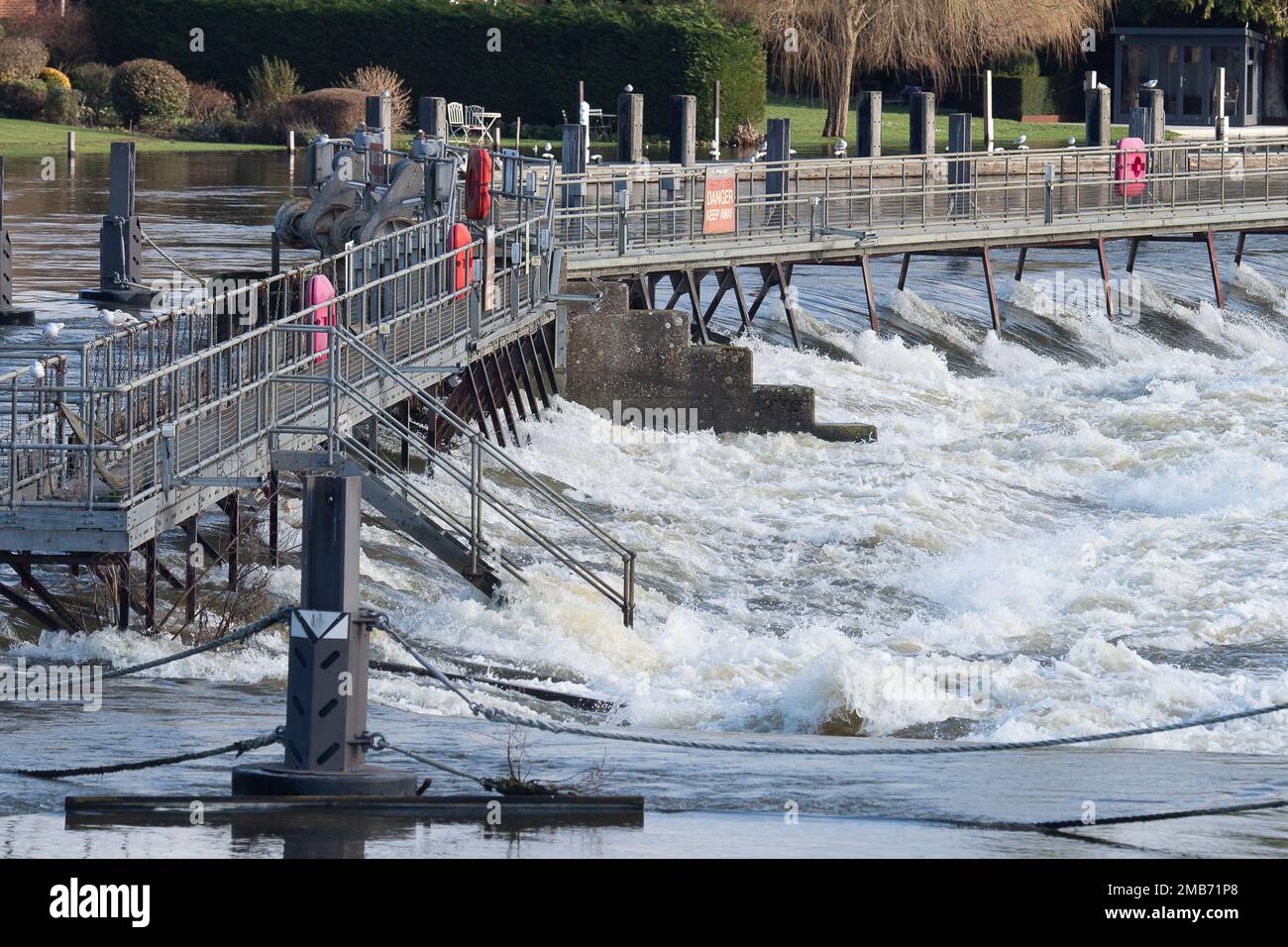 Marlow, Buckinghamshire, UK. 20th January, 2023. Fast flowing water at ...