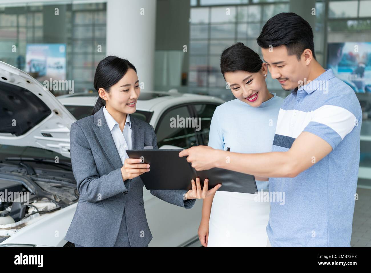 Repair shop mechanics of personnel with the customer Stock Photo - Alamy