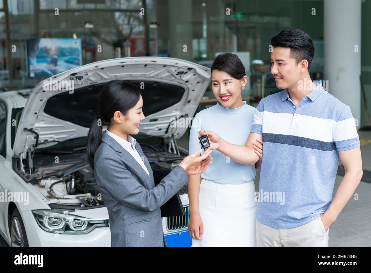 Repair shop mechanics of personnel with the customer Stock Photo - Alamy