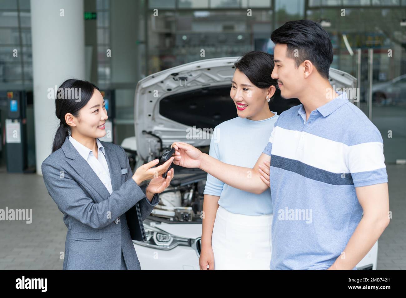 Repair shop mechanics of personnel with the customer Stock Photo - Alamy