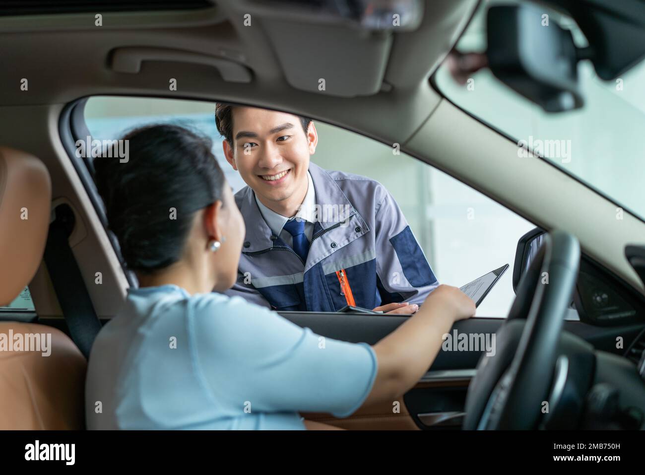 Repair shop mechanics of personnel with the customer Stock Photo - Alamy