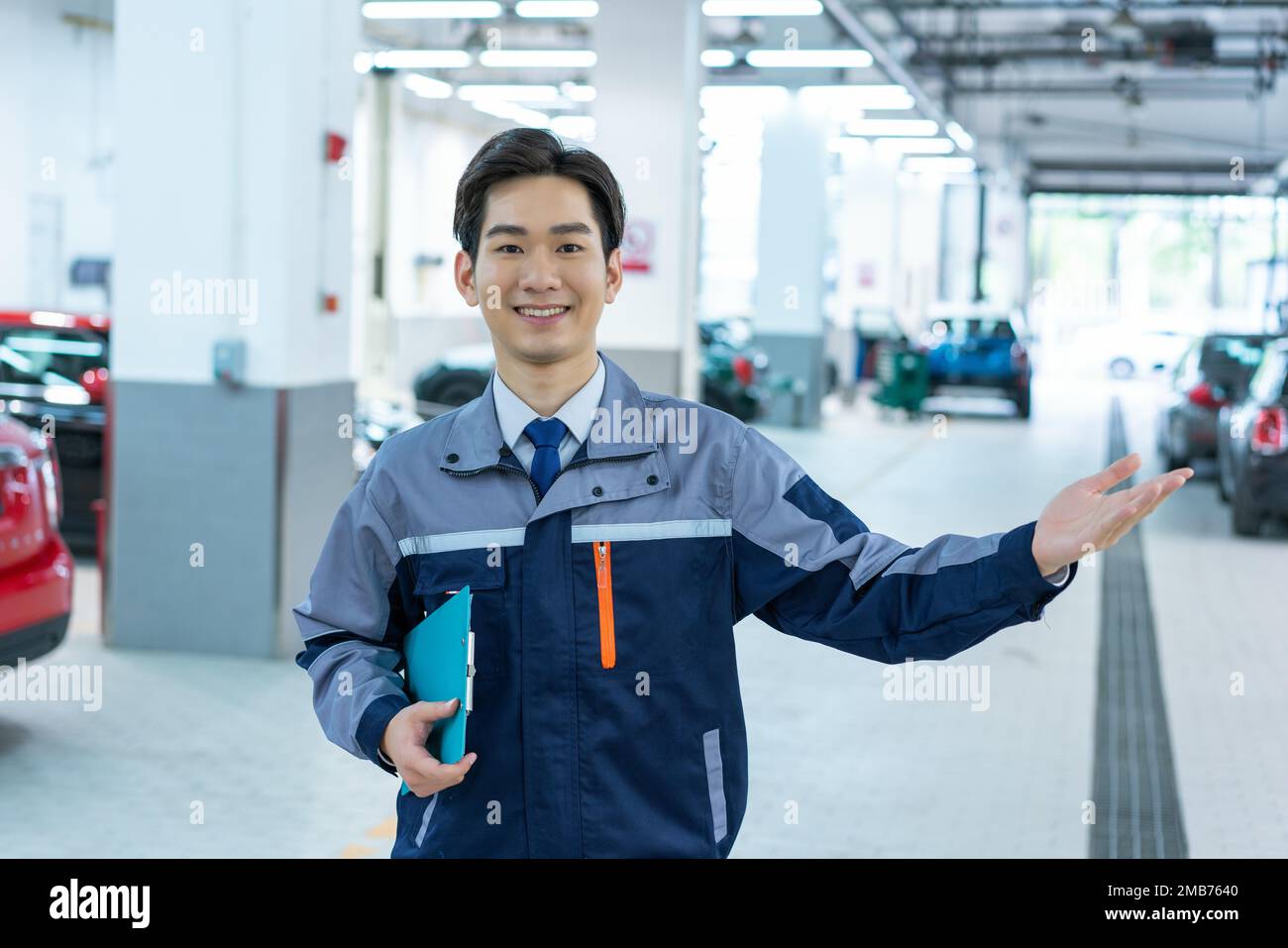 Auto workers hi-res stock photography and images - Alamy