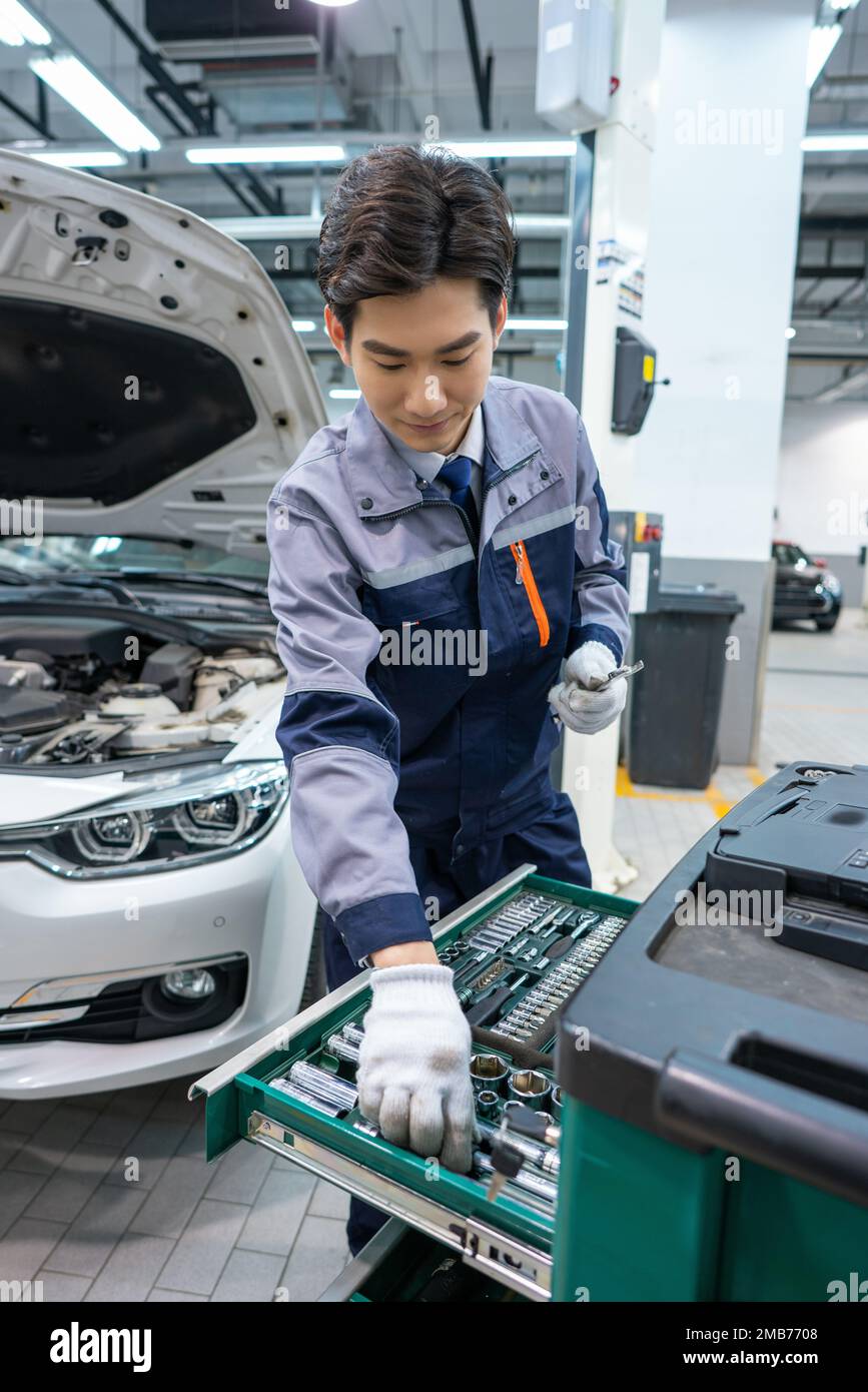 Repair shop mechanics researchers Stock Photo - Alamy