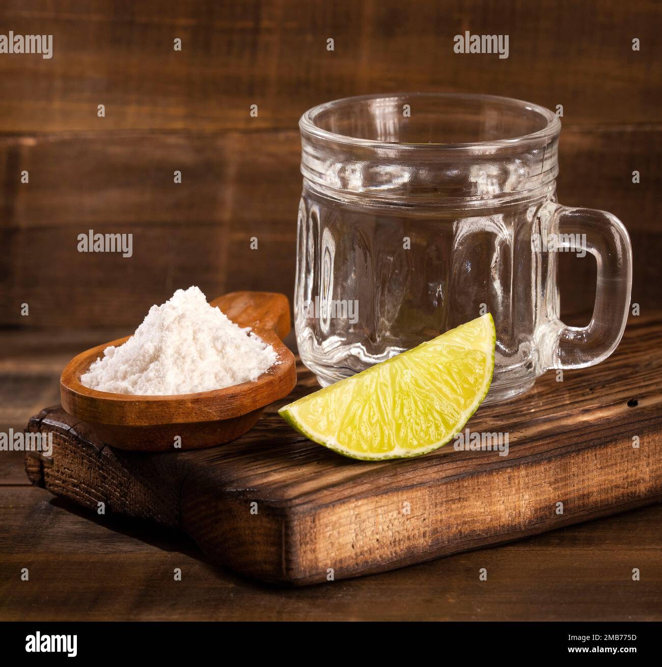 Lime slice, baking soda and water - Healthy preparation Stock Photo - Alamy